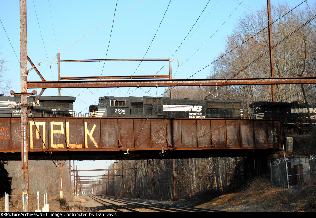 NS SD70M 2590 trails on 14G
